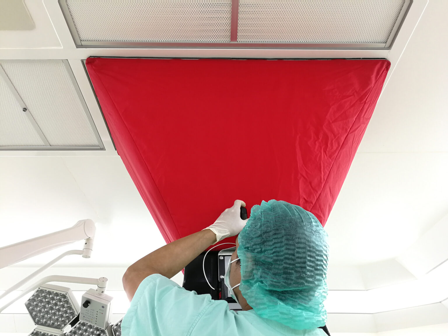 Horizontal vs. Vertical Laminar Flow Hoods | Angstrom Technology